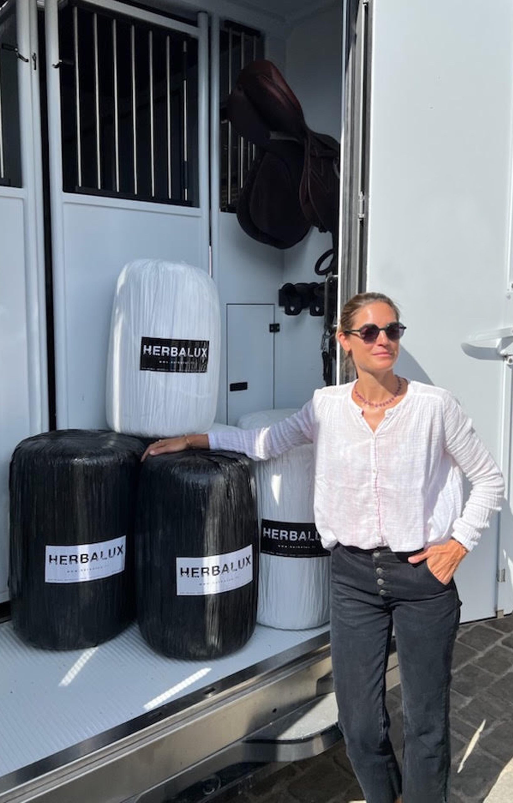 Accueil - Herbalux — Le fourrage de qualité pour chevaux